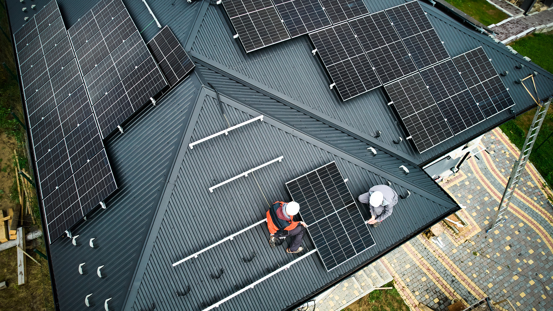 Solar Panel Recycling: The Emerging Challenge in Green Energy